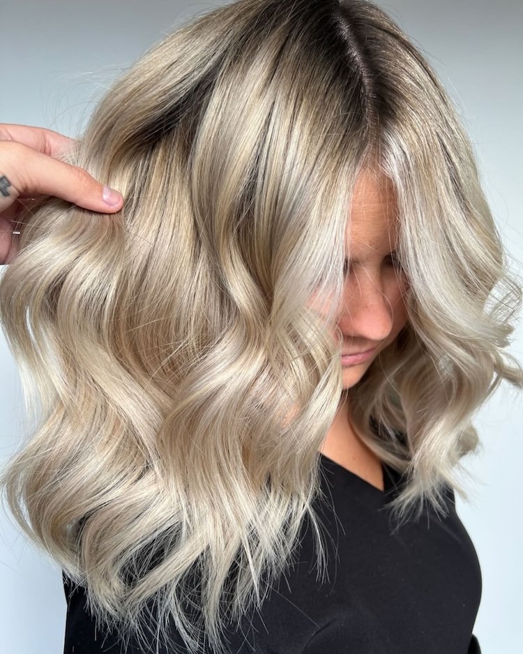 Champagne with Chocolate Blonde | Redken Recipes | Haircolor Formulas